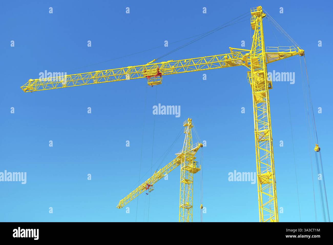Two large towers skyscraper hi-res stock photography and images - Alamy
