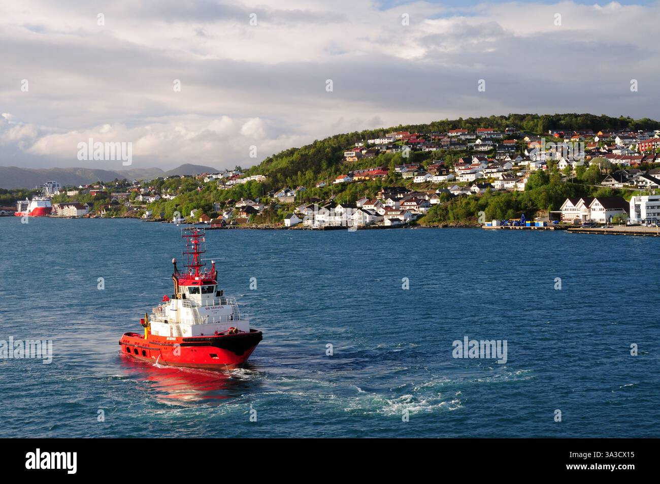 Tug boat BB Server approaching a cruise ship arriving at the Norwegian ...