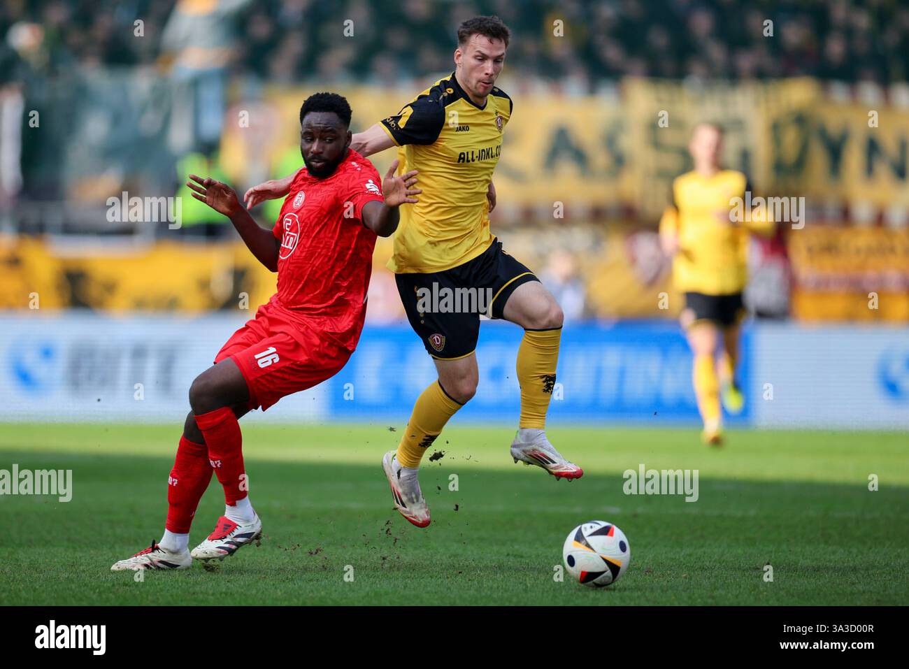 Essen, Germany. 15th Mar, 2025. Soccer: 3rd division, Rot-Weiss Essen ...