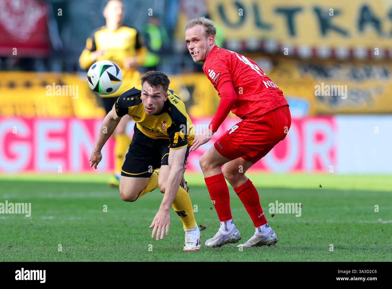 Essen, Germany. 15th Mar, 2025. Soccer: 3rd division, Rot-Weiss Essen ...
