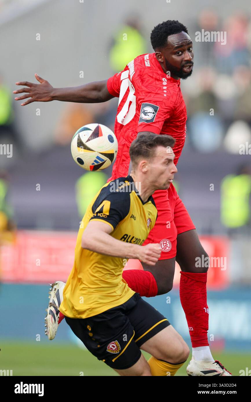 Essen, Germany. 15th Mar, 2025. Soccer: 3rd division, Rot-Weiss Essen ...