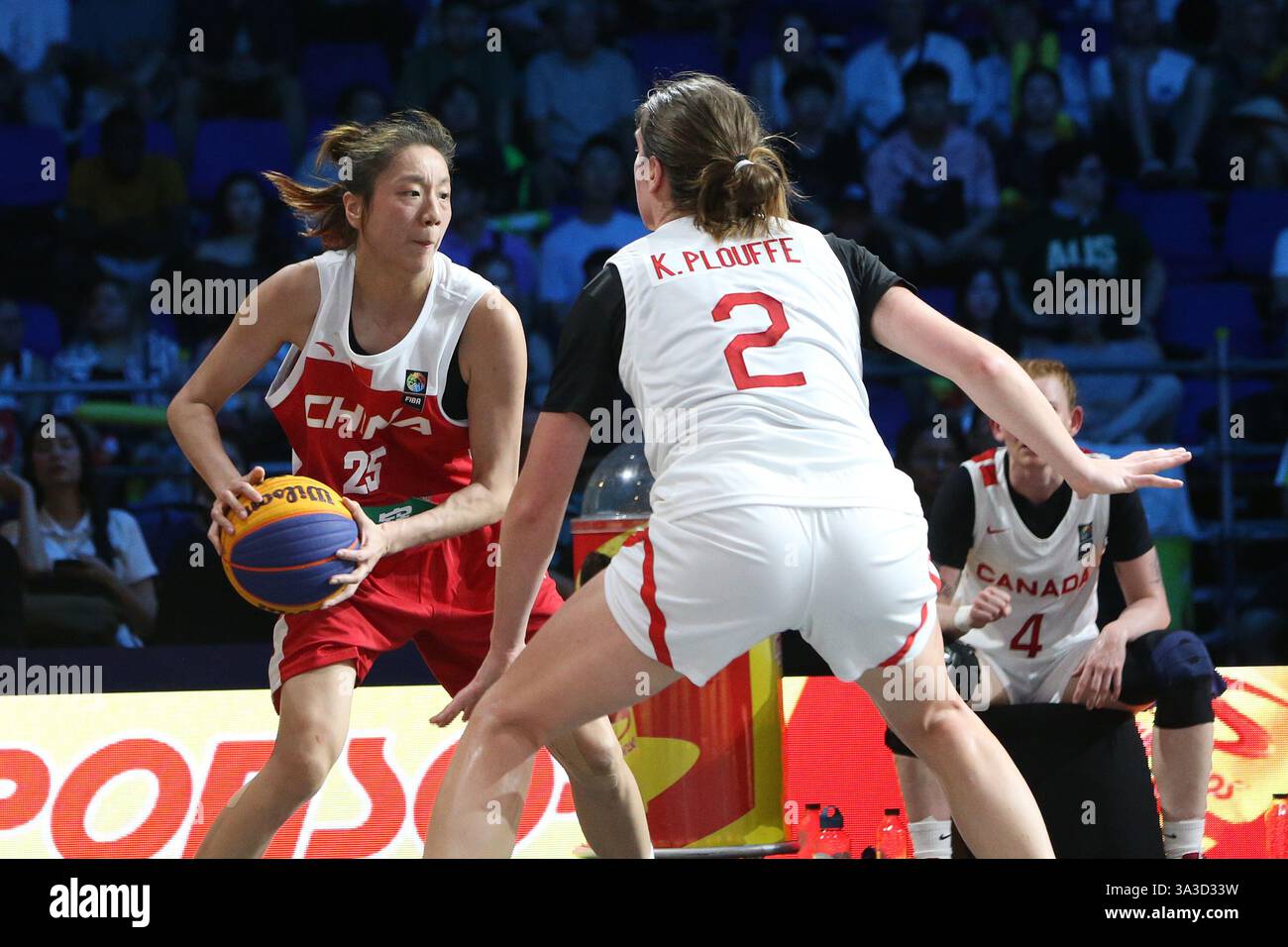 (250315) -- BANGKOK, March 15, 2025 (Xinhua) -- Li Yuyan (L) of China vies with Katherine ...
