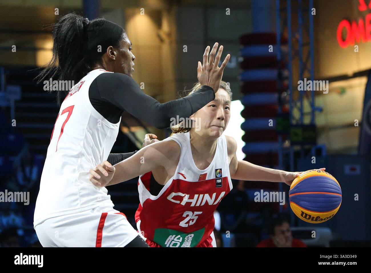 Bangkok, Thailand. 15th Mar, 2025. Li Yuyan (R) of China vies with Paige Crozon of Canada during ...