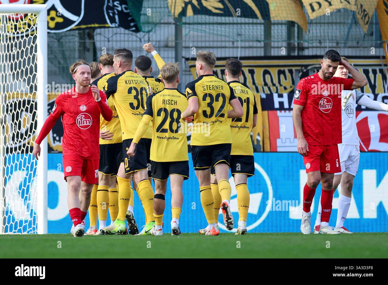15 March 2025, North Rhine-Westphalia, Essen: Soccer: 3rd division, Rot ...