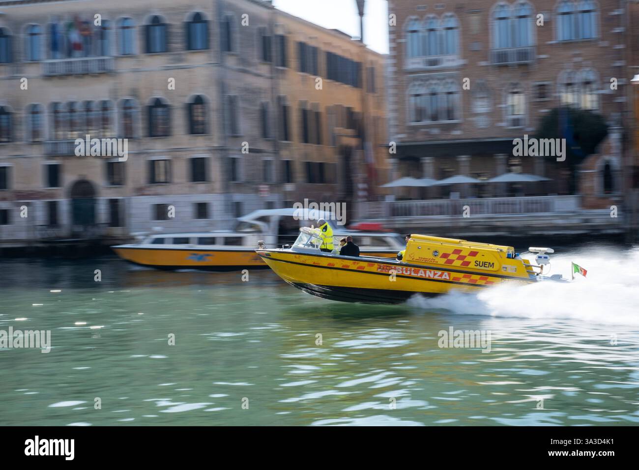 Rettungsboot auf den Kanälen von Venedig. / Ambulance boat on the ...