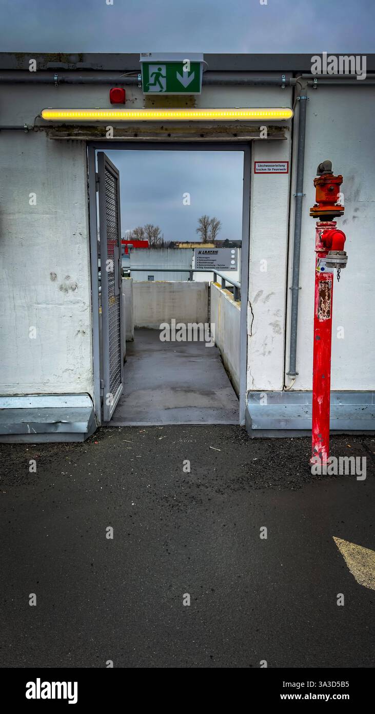 Berlin, Notausgang auf einem Parkdeck - 15.03.2025 Berlin *** Berlin ...