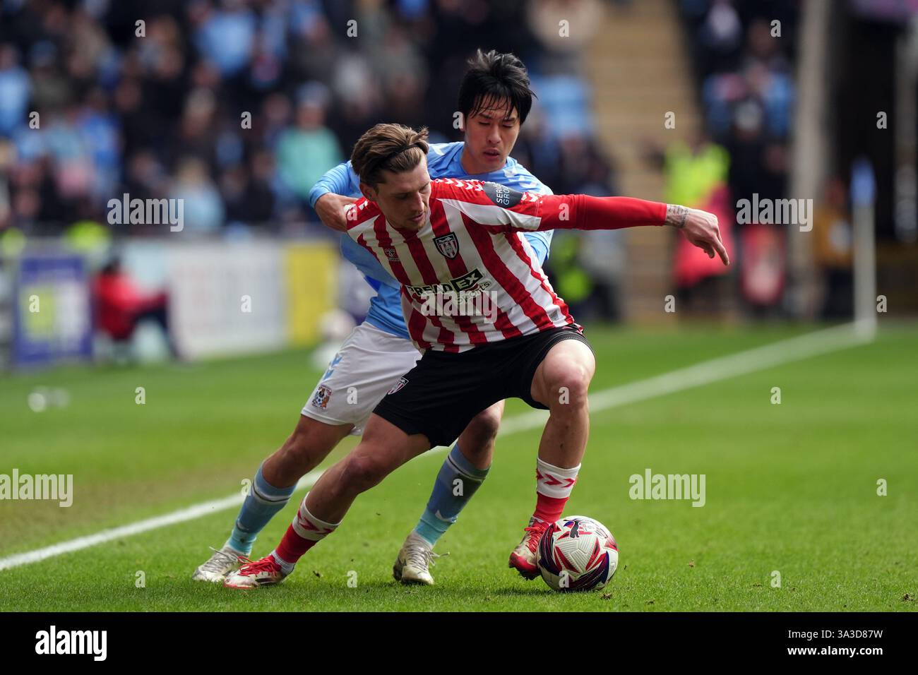Sunderland's Dennis Cirkin (right) and Coventry City's Tatsuhiro ...