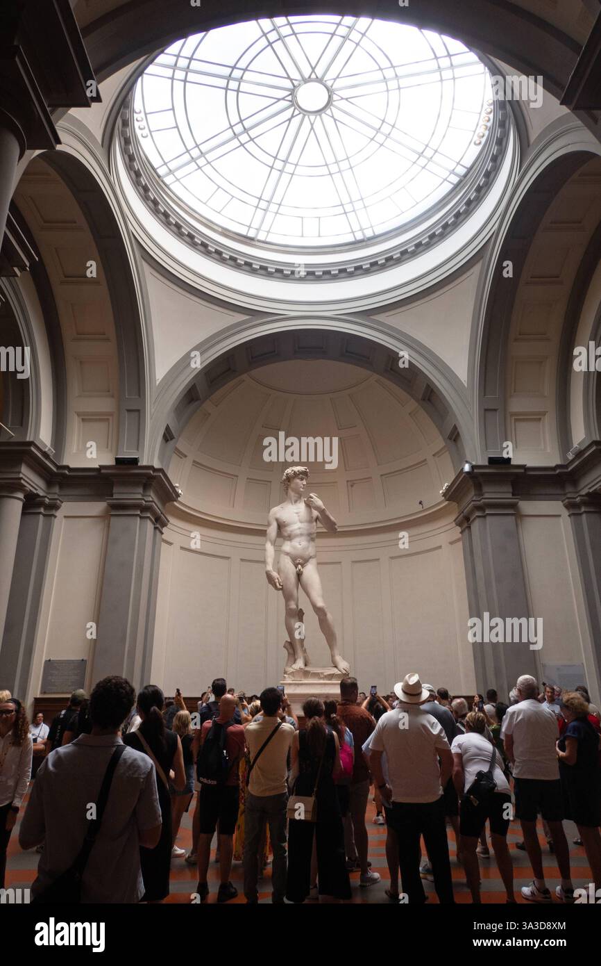 03.09.2024, Florenz, Toskana, ITA - Menschen in der Galleria dell Accademia vor der Statue des ...