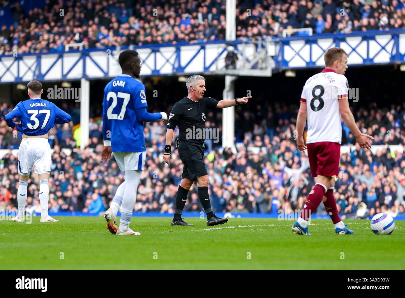 Darren england referee liverpool hi-res stock photography and images ...