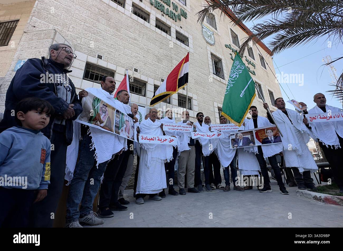 Palestinians participate in a press conference to appeal to Arab ...