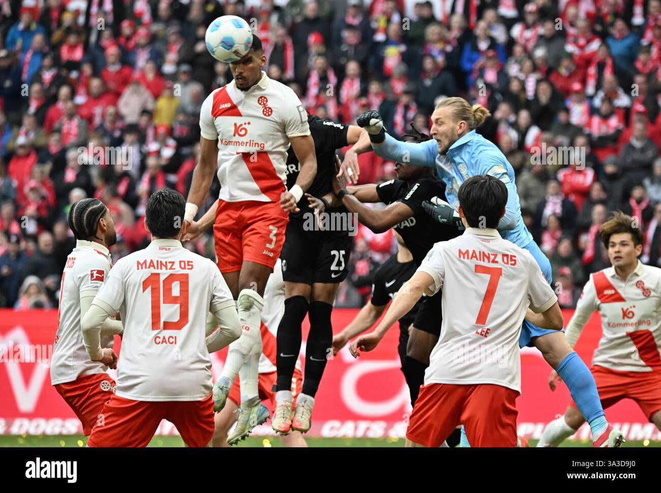 Mainz, Germany. 15th Mar, 2025. Soccer: Bundesliga, FSV Mainz 05 - SC ...