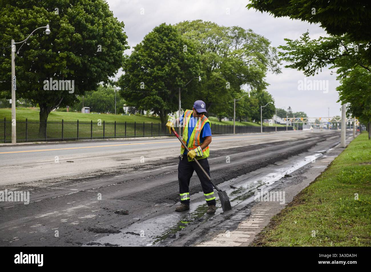Toronto, Canada. 16th July, 2024. City crews clean up debris on Lake ...
