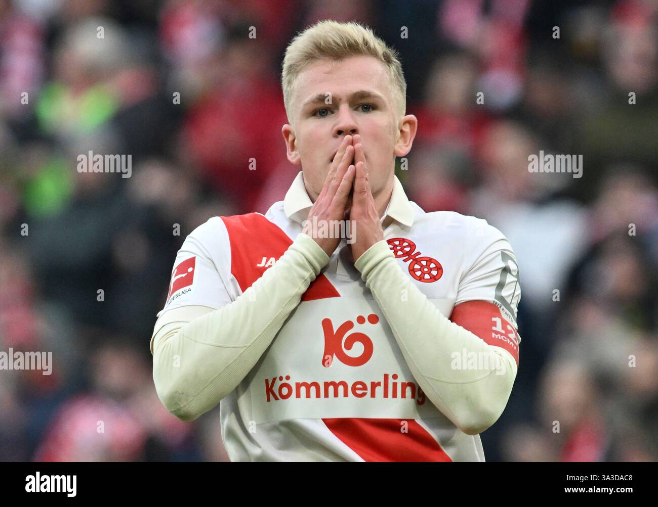 Mainz, Germany. 15th Mar, 2025. Soccer: Bundesliga, FSV Mainz 05 - SC ...