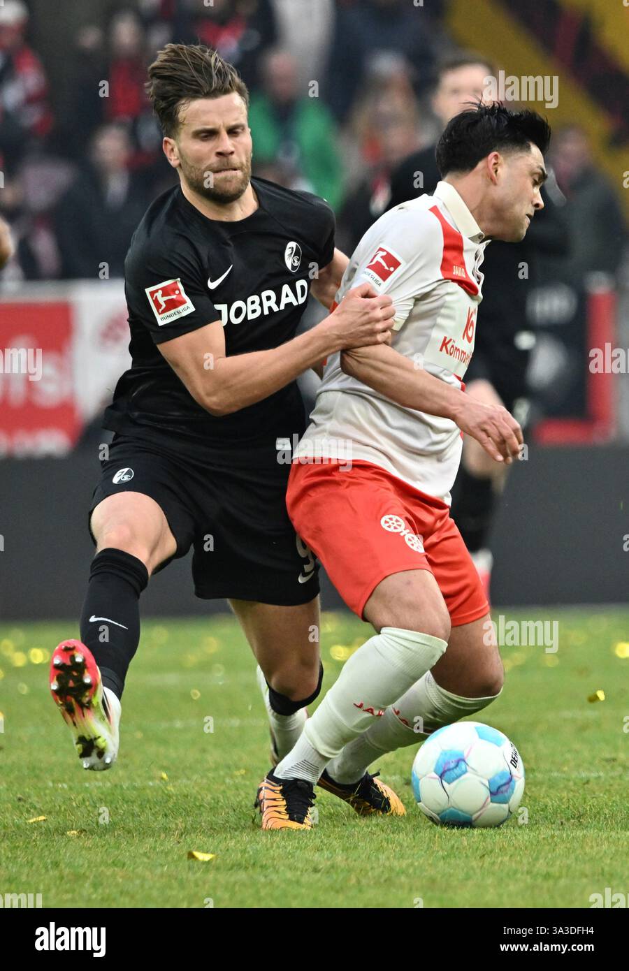 Mainz, Germany. 15th Mar, 2025. Soccer: Bundesliga, FSV Mainz 05 - SC ...