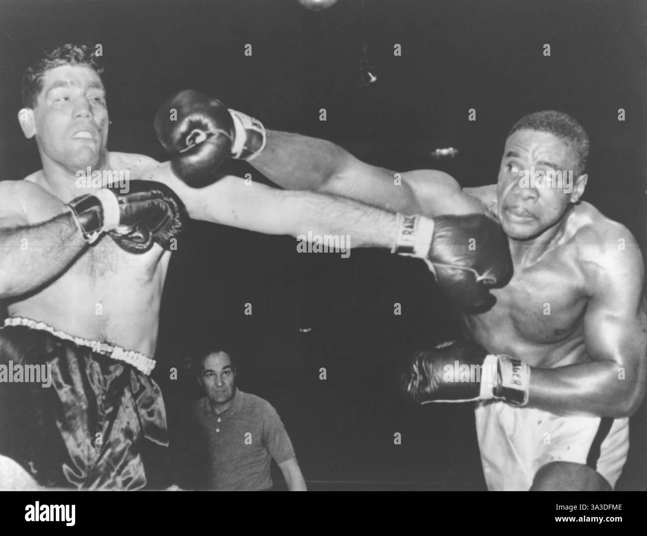 Heavyweight boxers Sonny Liston and Willie Besmanoff Stock Photo - Alamy