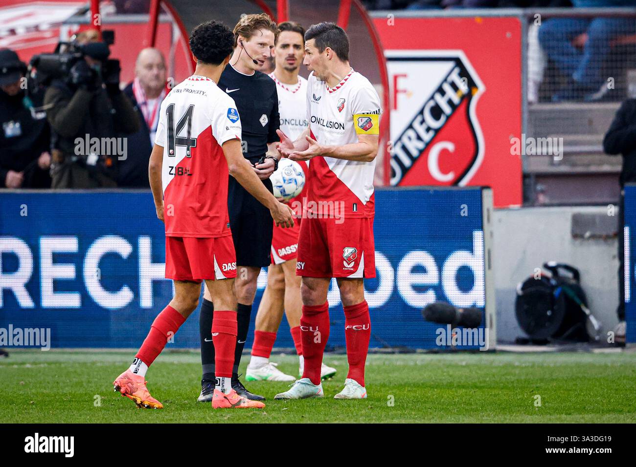 Utrecht, Netherlands. 15th Mar, 2025. UTRECHT, NETHERLANDS - MARCH 15: Nick Viergever of FC ...