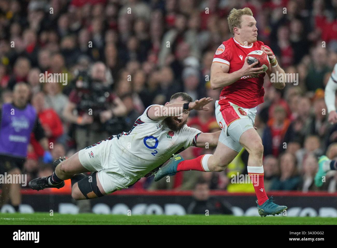 England's Luke Cowan-Dickie stretches to tackle Wales' Blair Murray ...