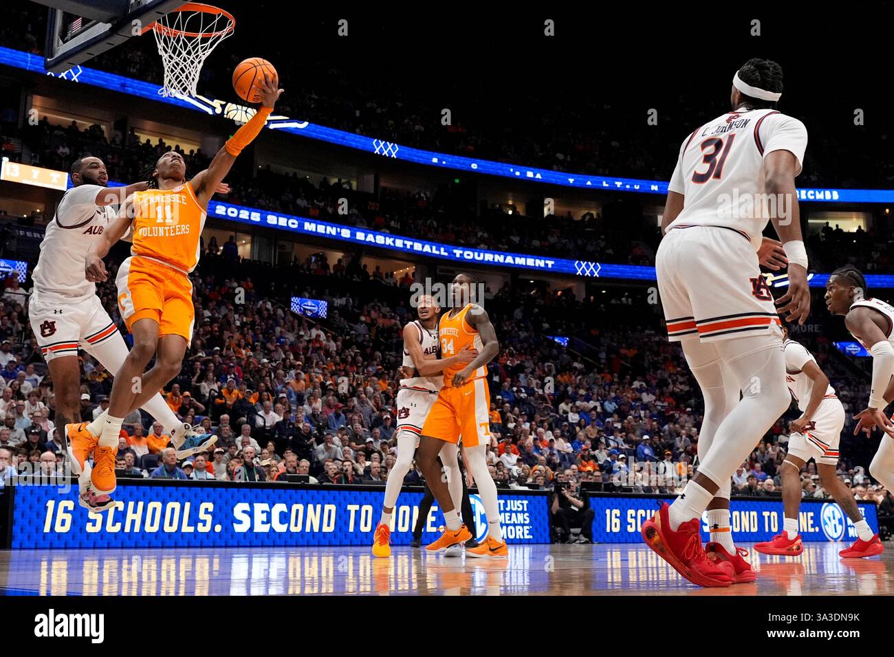 Tennessee guard Jordan Gainey (11) shoots against Auburn forward Johni ...