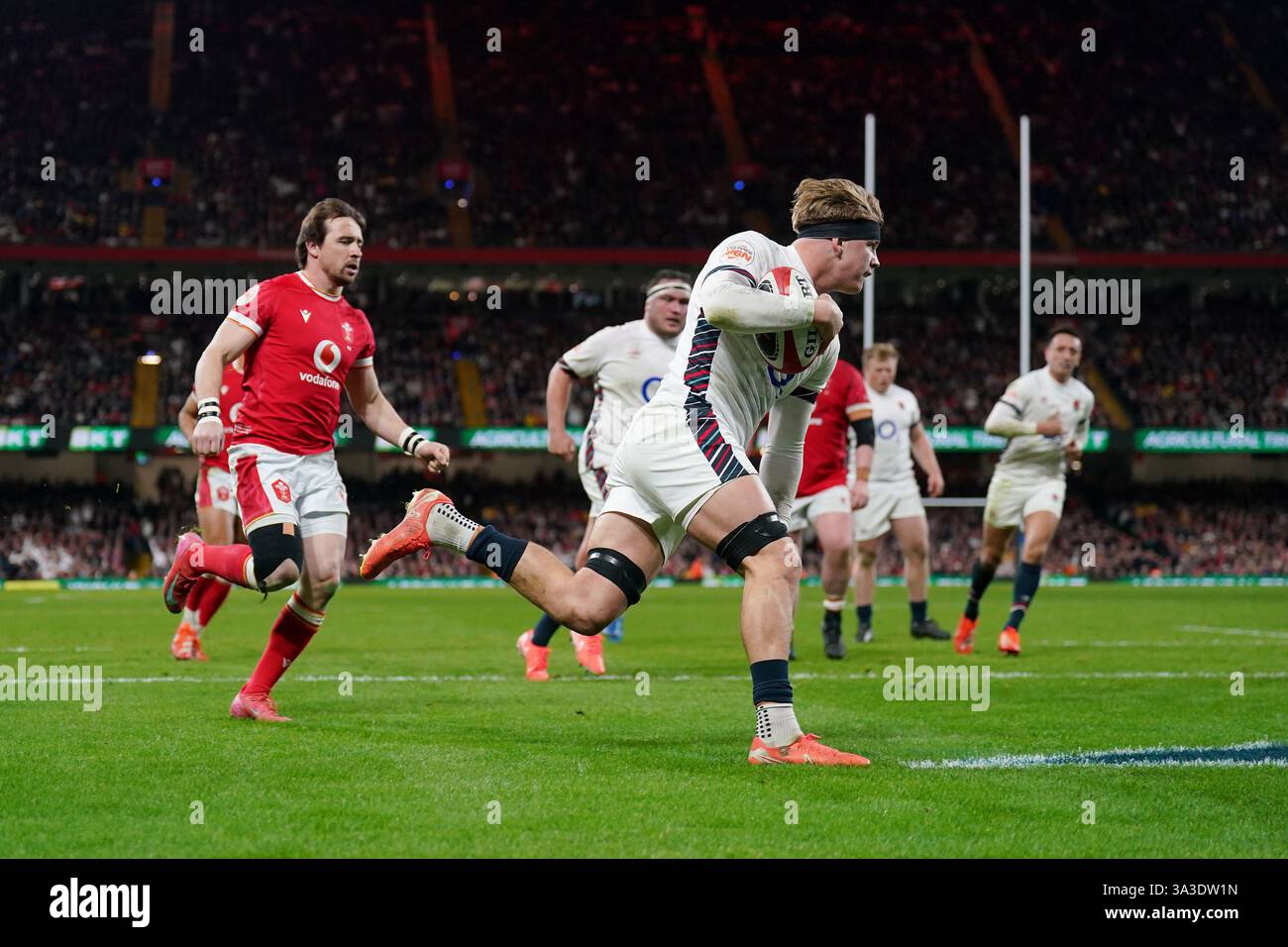 England's Henry Pollock (centre) scores a try during the Guinness Men's ...