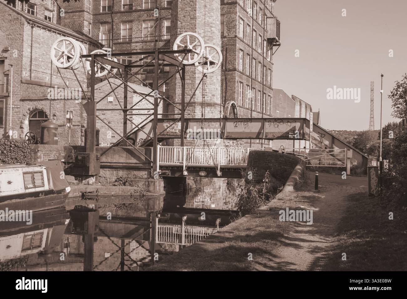 Huddersfield broad canal aspley bridge hi-res stock photography and ...