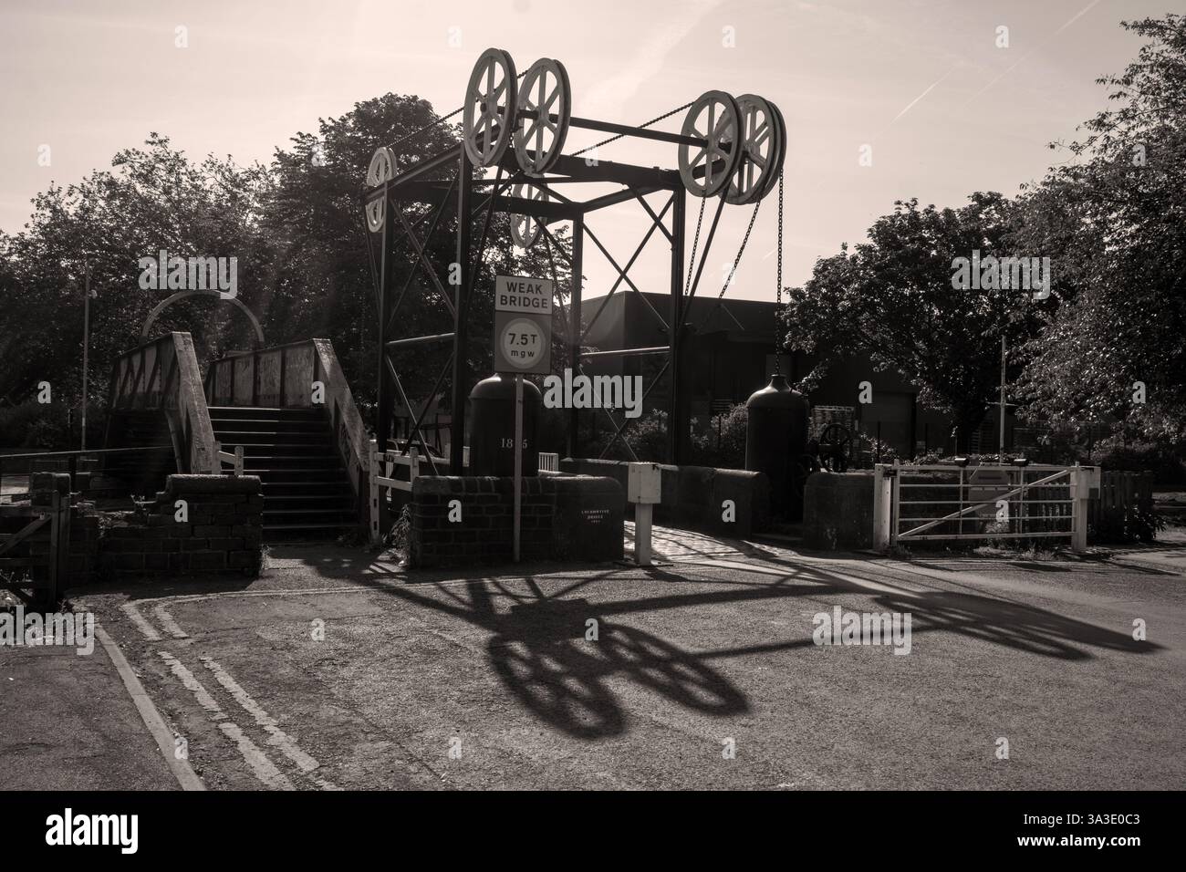 Bridge lift sign hi-res stock photography and images - Alamy