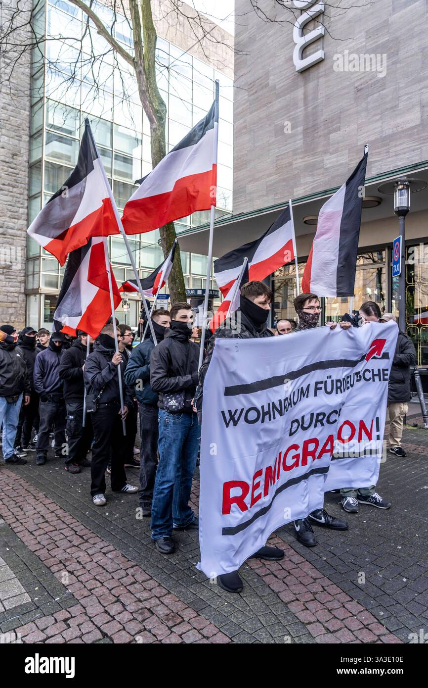 Die Neonazi Gruppe Jung und Stark, JS, demonstriert in der Innenstadt ...