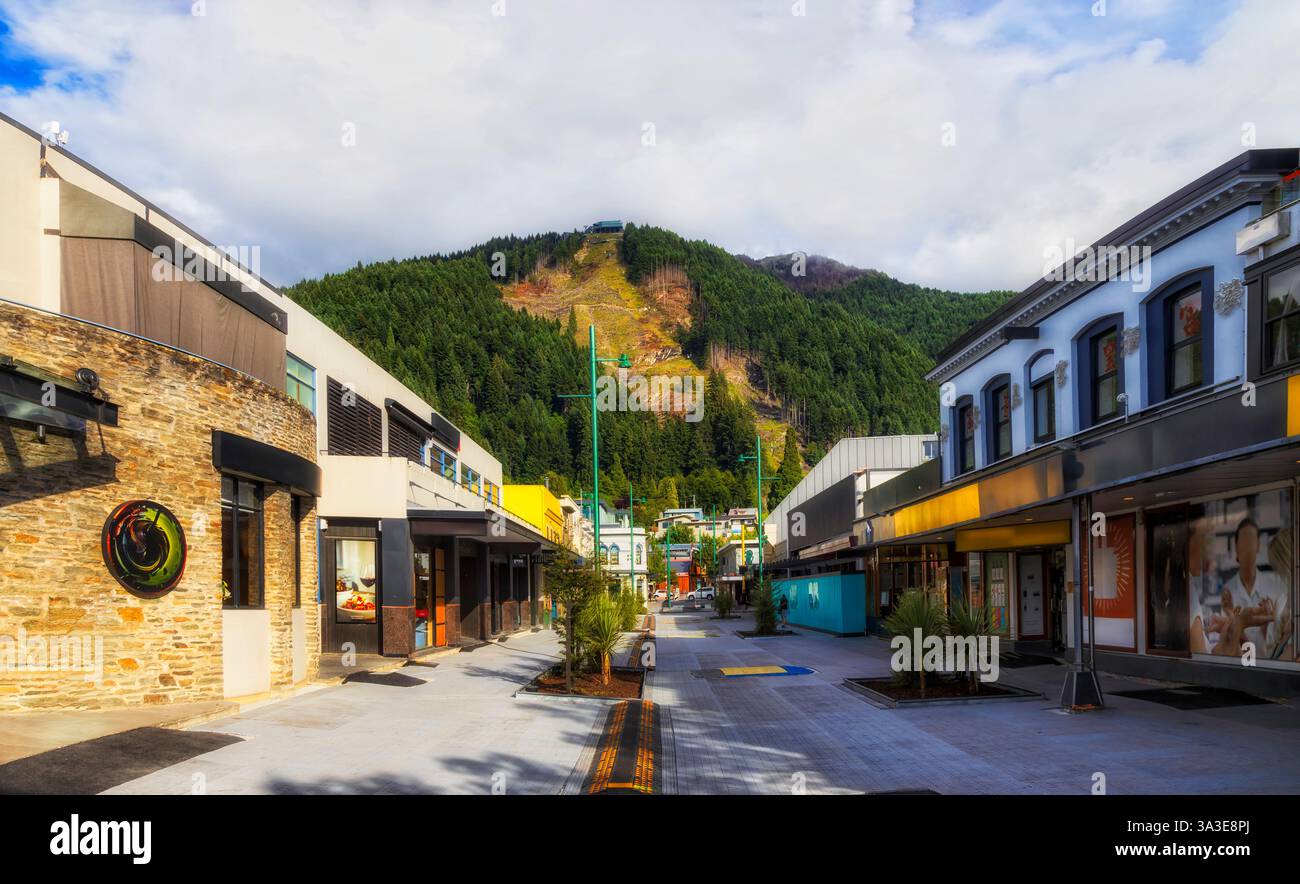 QUeenstown downtown shopping street in popular New Zealand resort ...