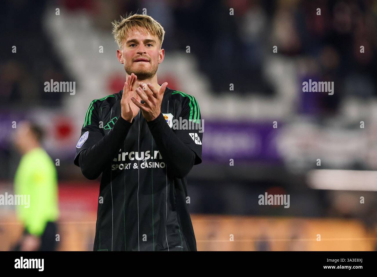 Simon graves thanking fans for their support hi-res stock photography ...