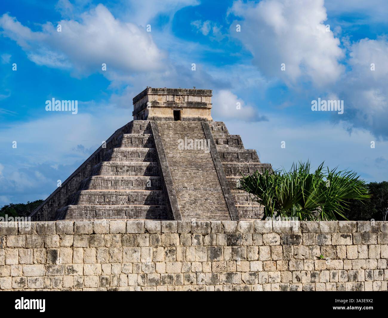 El Castillo or Temple of Kukulcan, Chichen Itza, Yucatan State, Mexico ...