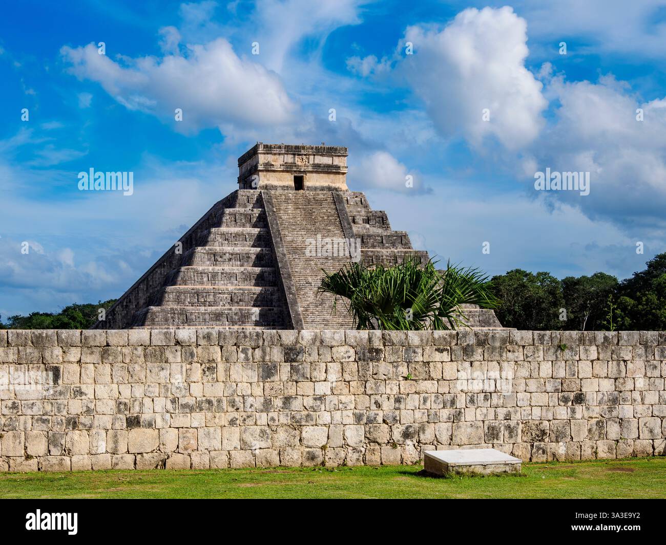 El Castillo or Temple of Kukulcan, Chichen Itza, Yucatan State, Mexico ...