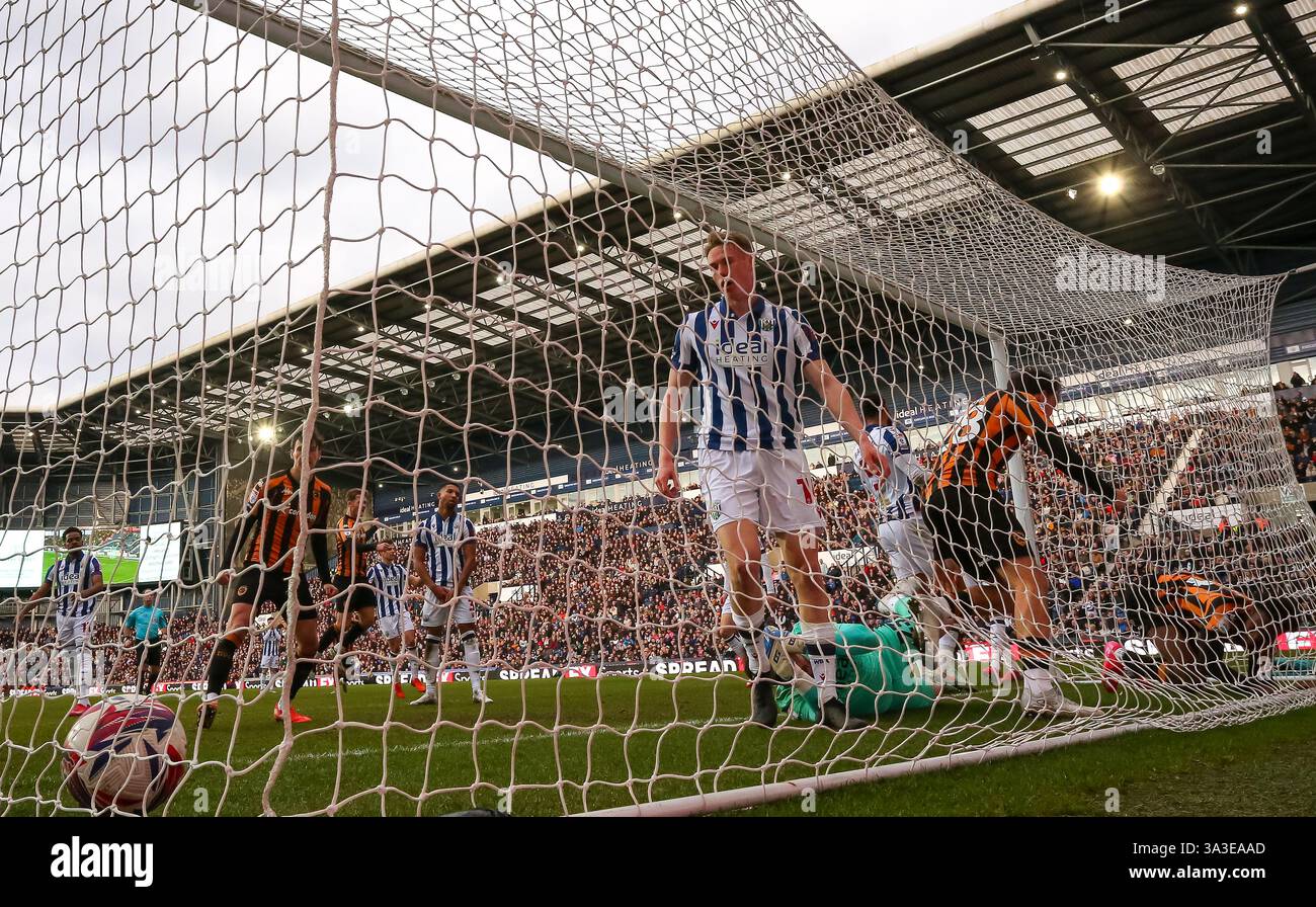 Abu Kamara of Hull City scores his team’s first goal to make the score ...