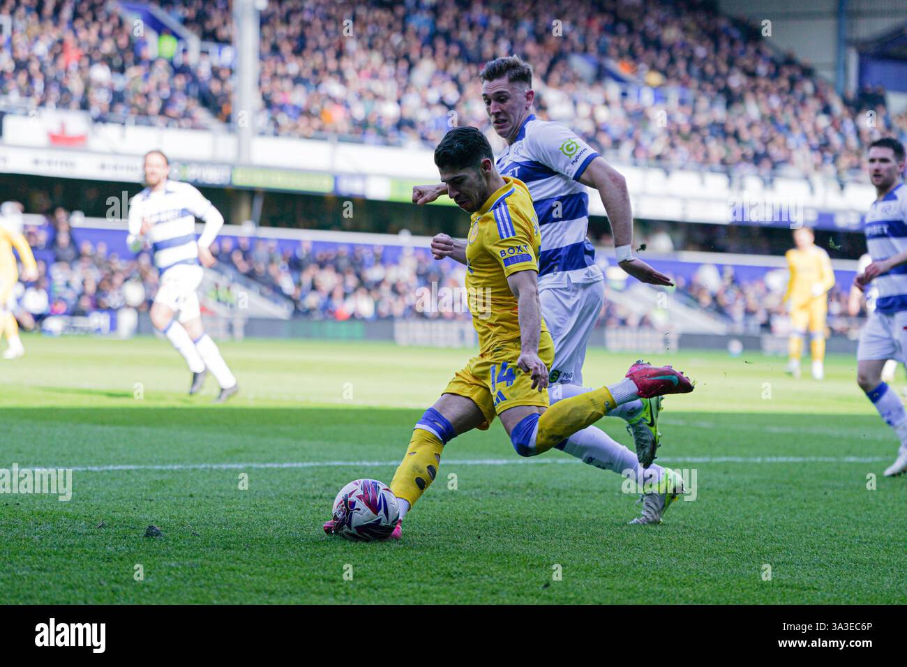 Manor Solomon of Leeds United attempts to cross during the Sky Bet ...