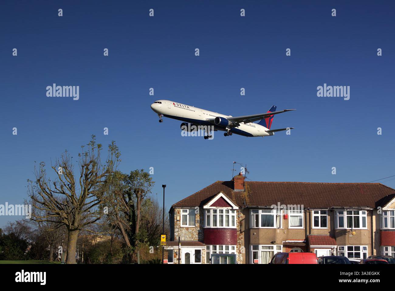 Delta Air Lines Boeing 767-432(ER) N830MH from Atlanta flies low over ...