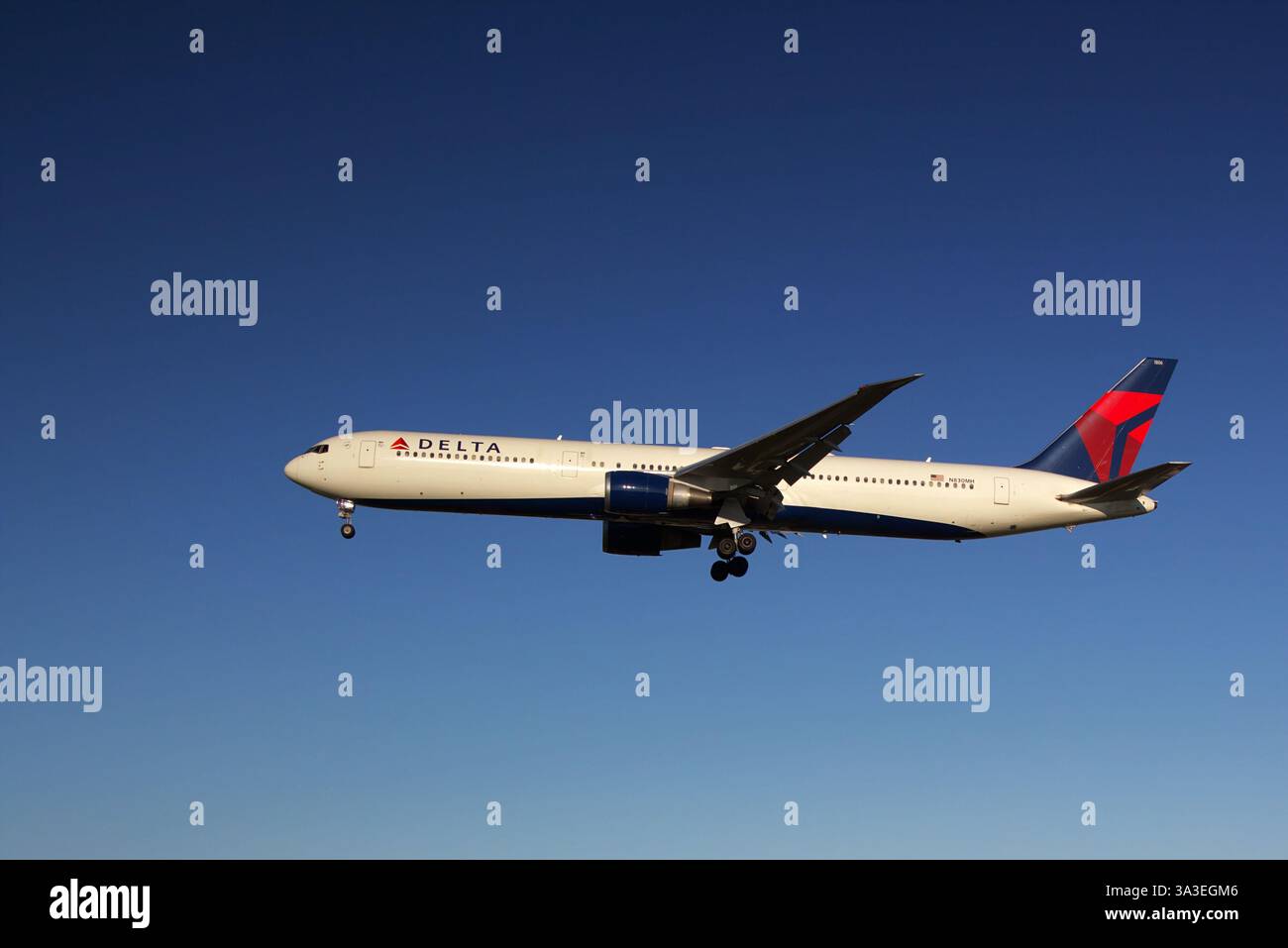 Delta Air Lines Boeing 767-432(ER) N830MH from Atlanta ATL, descends on ...