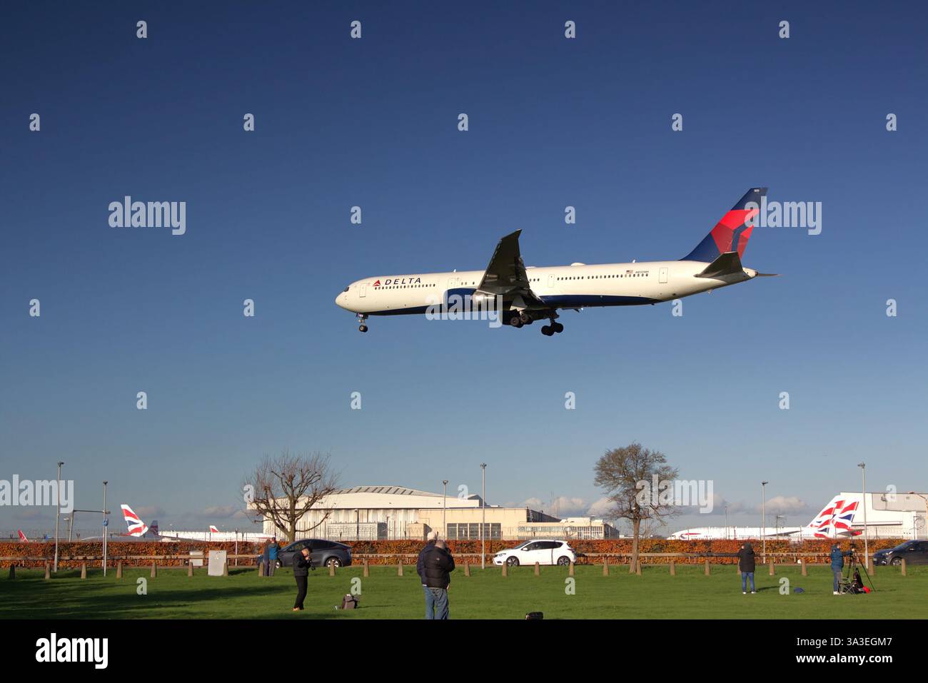 Delta Air Lines Boeing 767-432(ER) N830MH from Atlanta flies low over ...