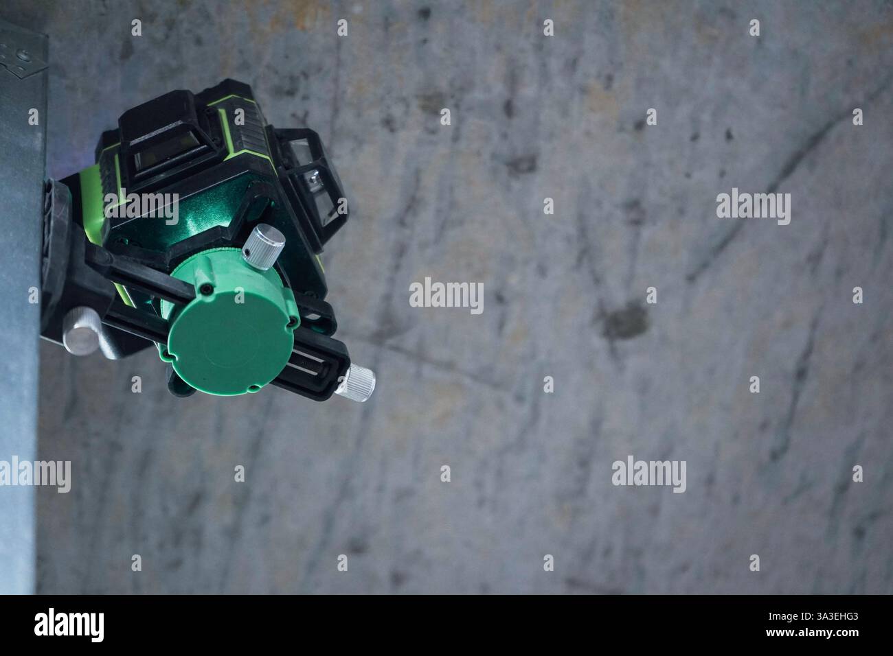 Green laser level beam shines hi-res stock photography and images - Alamy