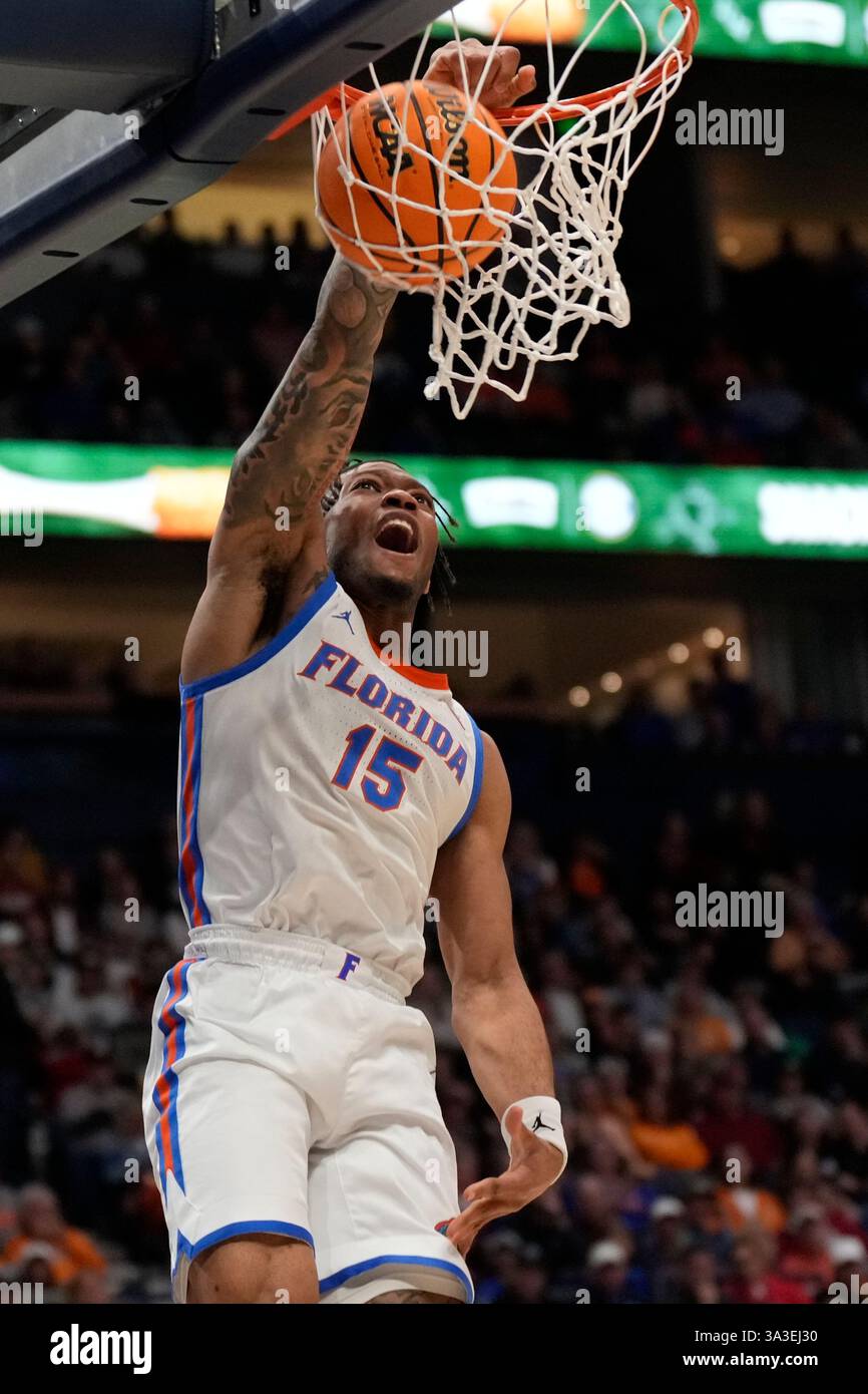 Florida guard Alijah Martin (15) dunks against Alabama during the ...