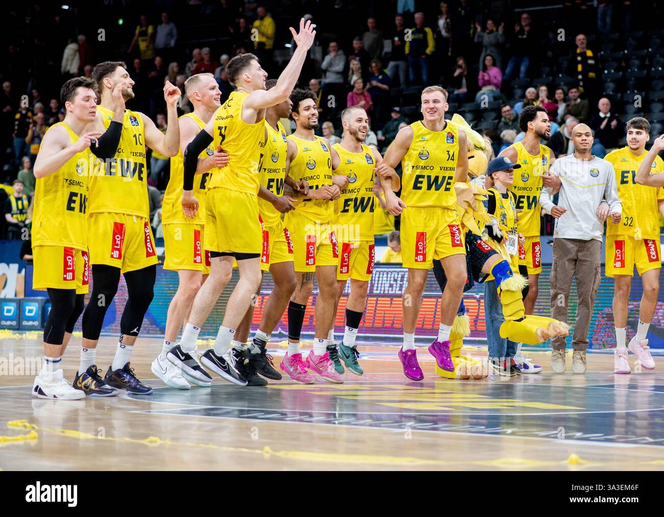 Oldenburg, Germany. 15th Mar, 2025. Basketball: Bundesliga, EWE Baskets ...