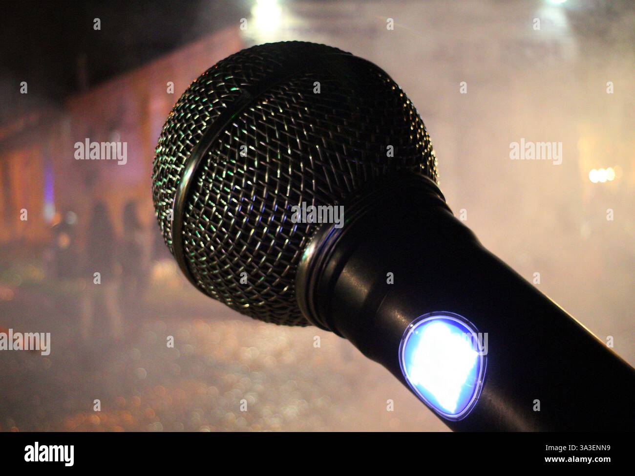 News microphone night street hi-res stock photography and images - Alamy