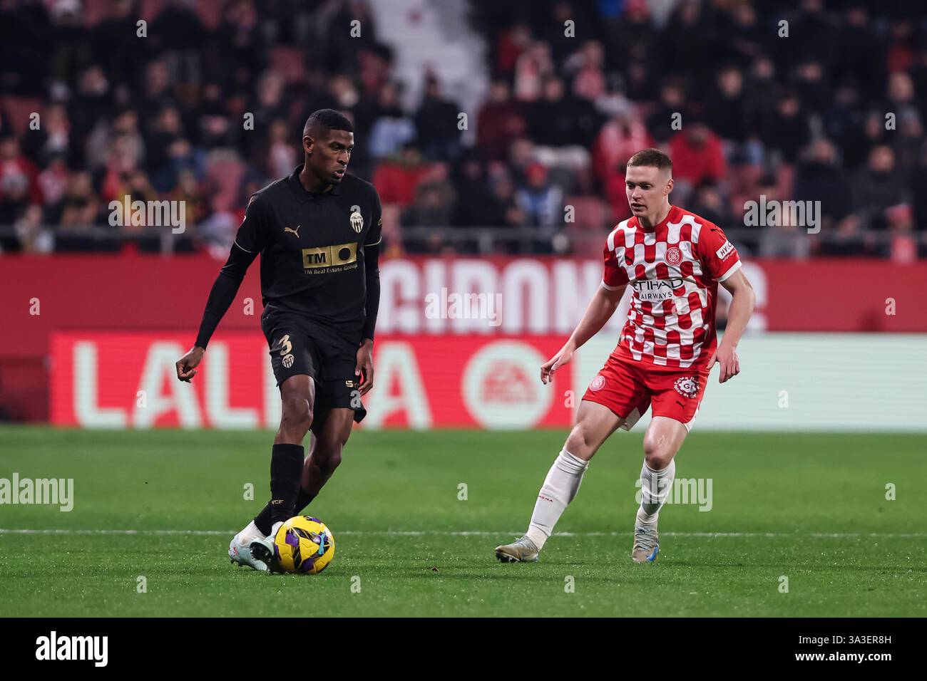 Cristhian Mosquera of Valencia CF and Viktor Tsyhankov of Girona FC in ...