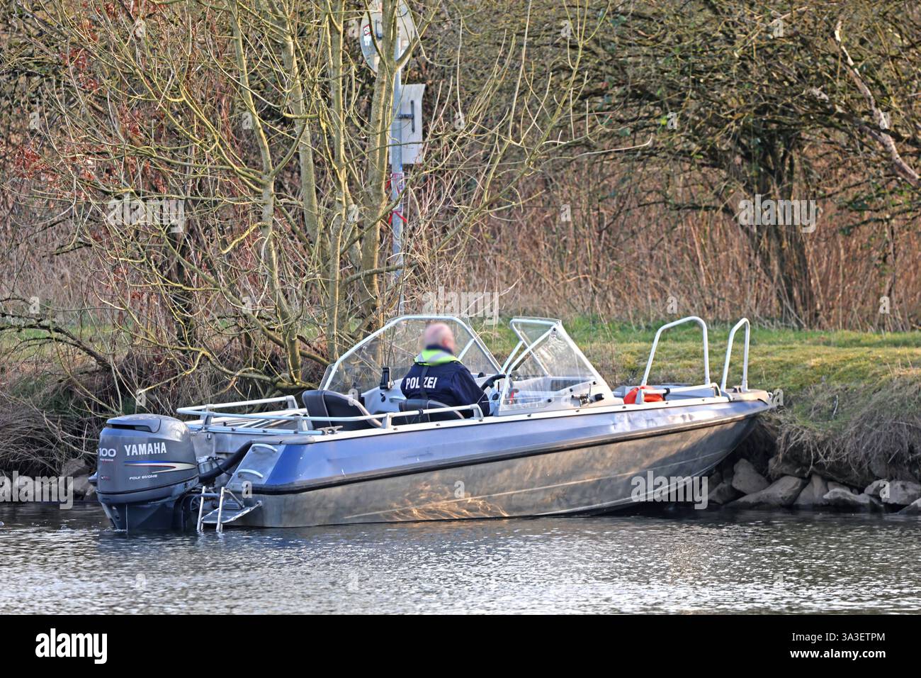 Kontrolle zu Wasser durch die Polizei Ein mit zwei Beamten der Polizei ...