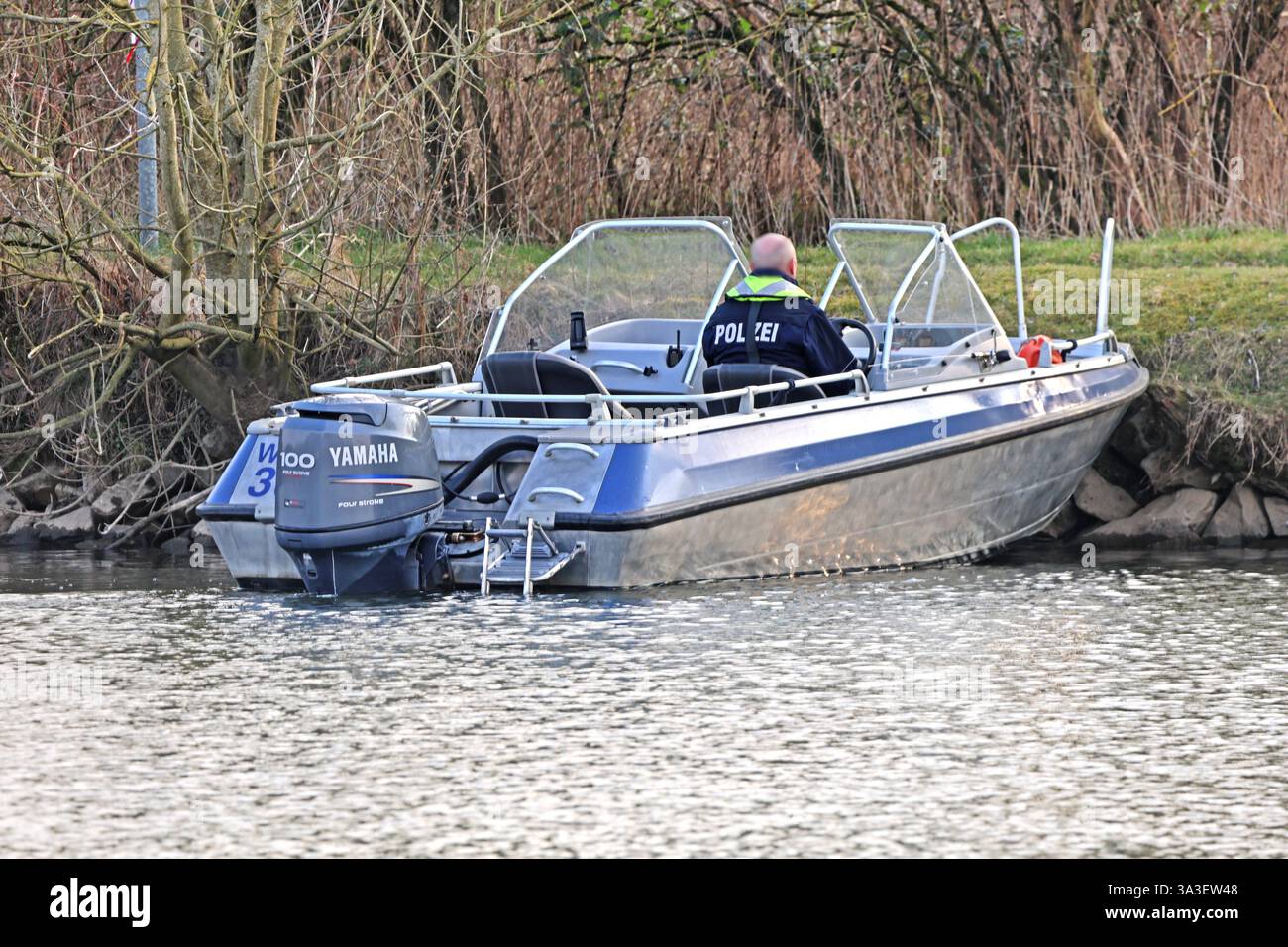 Kontrolle zu Wasser durch die Polizei Ein mit zwei Beamten der Polizei ...