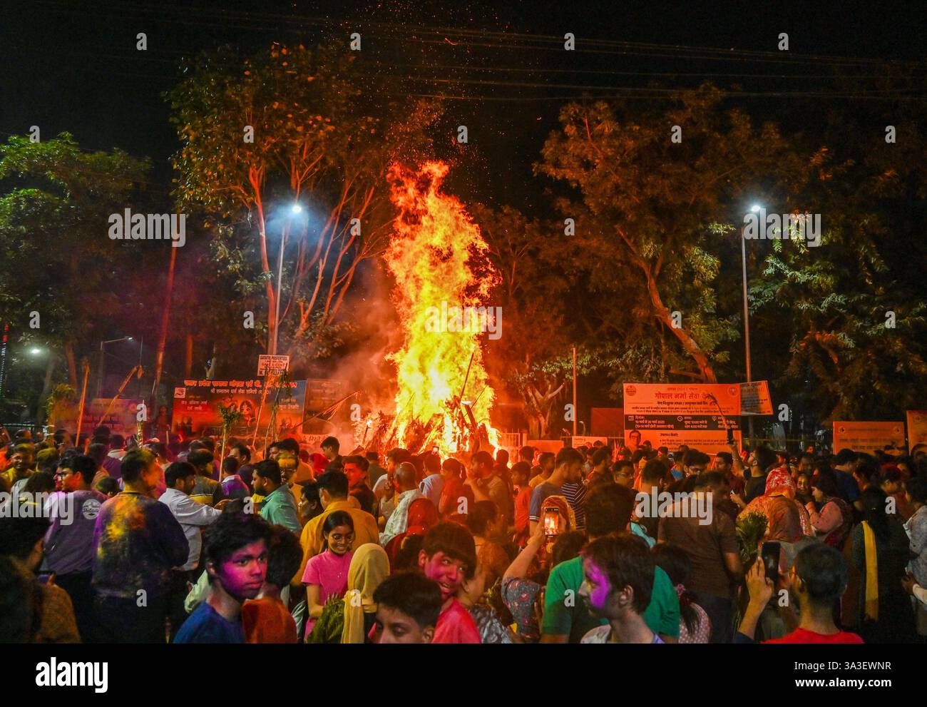 New Delhi, India. 15th Mar, 2025. NOIDA, INDIA - MARCH 14: Hindu ...