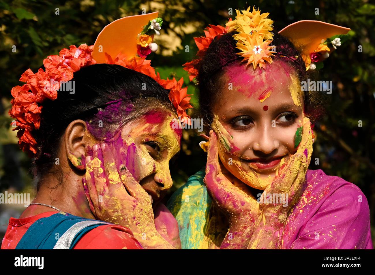 Kolkata, India. 15th Mar, 2025. KOLKATA, INDIA - MARCH 14: People applying colors to celebrate ...