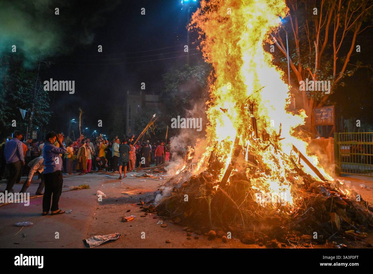 New Delhi, India. 15th Mar, 2025. NOIDA, INDIA - MARCH 14: Hindu ...