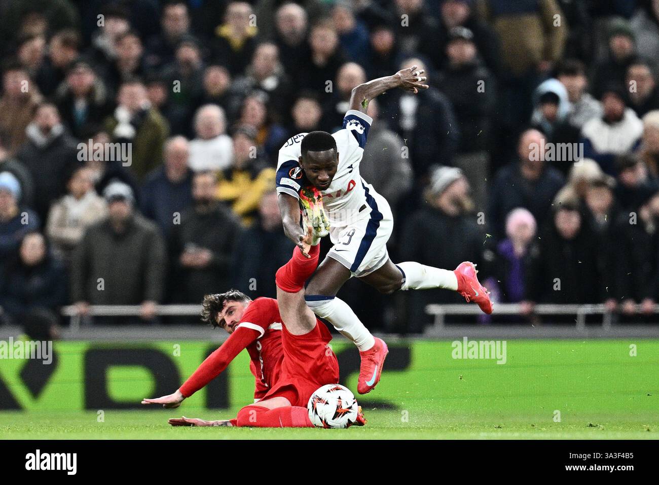 16 and pape sarr tottenham hotspur hi-res stock photography and images ...