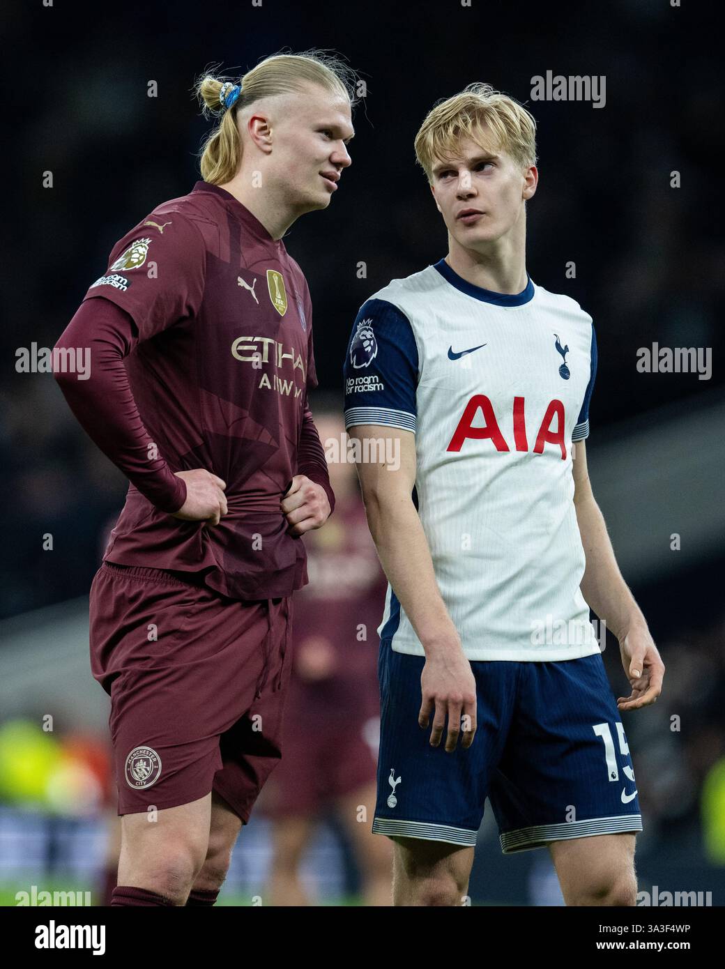 LONDON, ENGLAND - FEBRUARY 26: Erling Haaland of Manchester City FC and ...