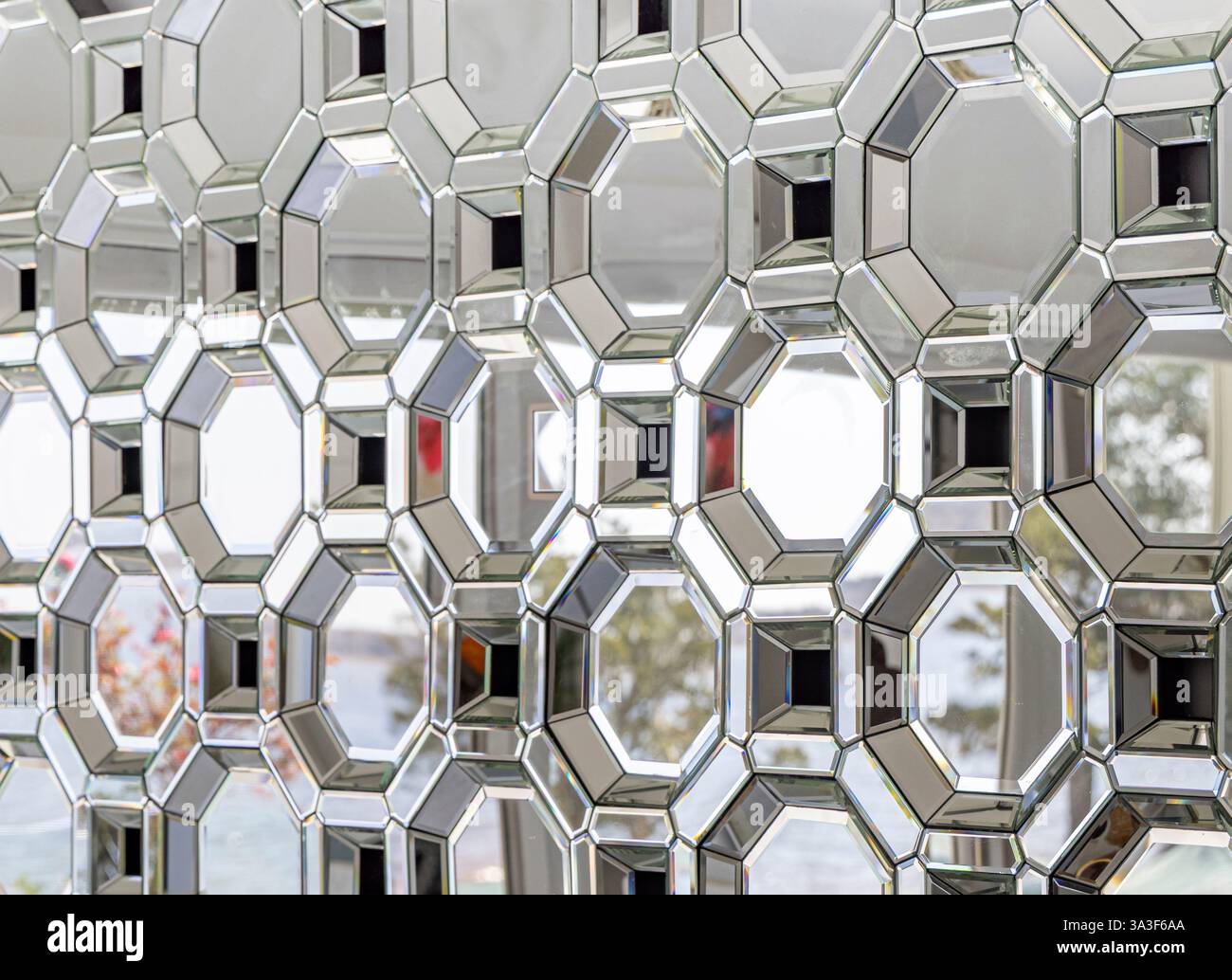 Complex white geometric shapes hi-res stock photography and images - Alamy