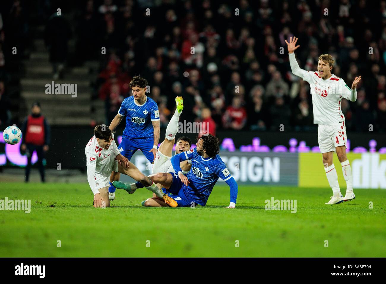 Zweikampf Denis Huseinbasic (1. FC K?ln, 8), Jusuf Gazibegovic (1. FC K?ln, 25), Fraser Hornby ...