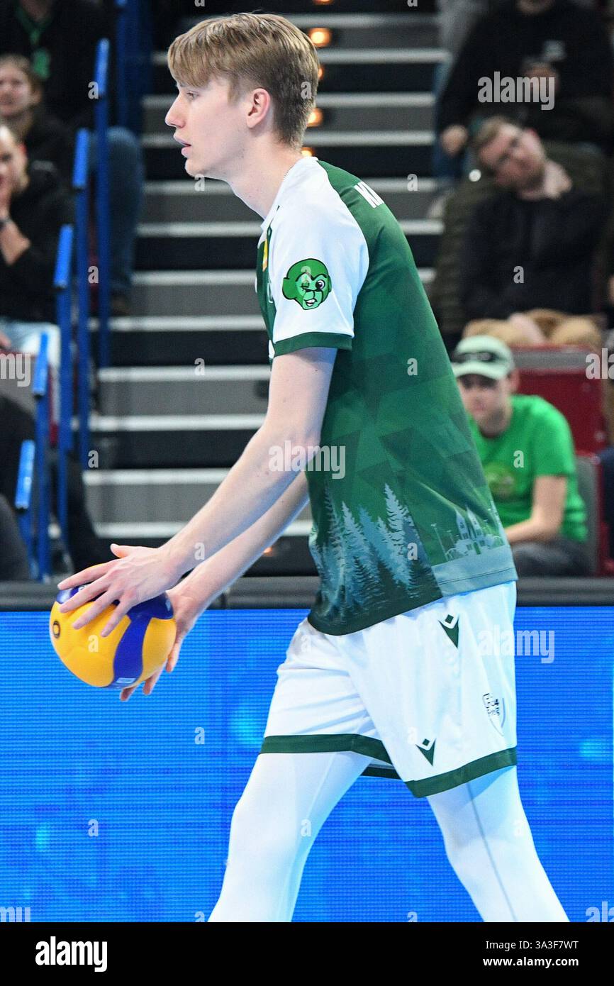 Liam Kristjanson (FT 1844 Freiburg, 12) bei der Angabe, beim Aufschlag ...